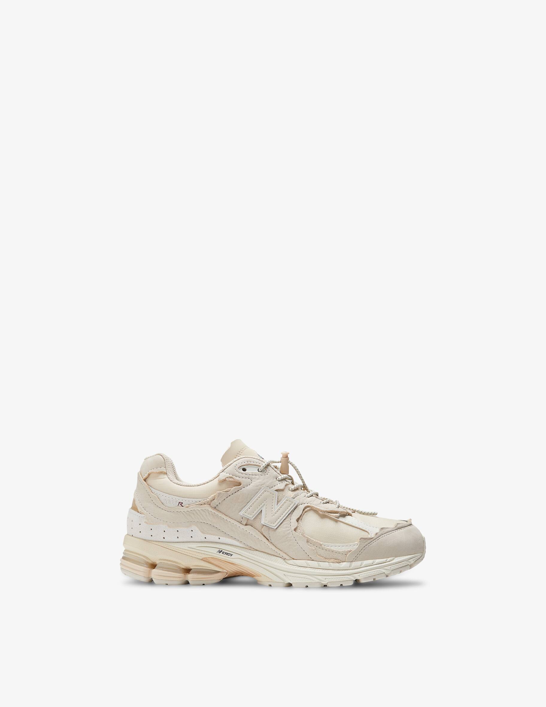 Shop New Balance Sneakers 2002 on Rinascente