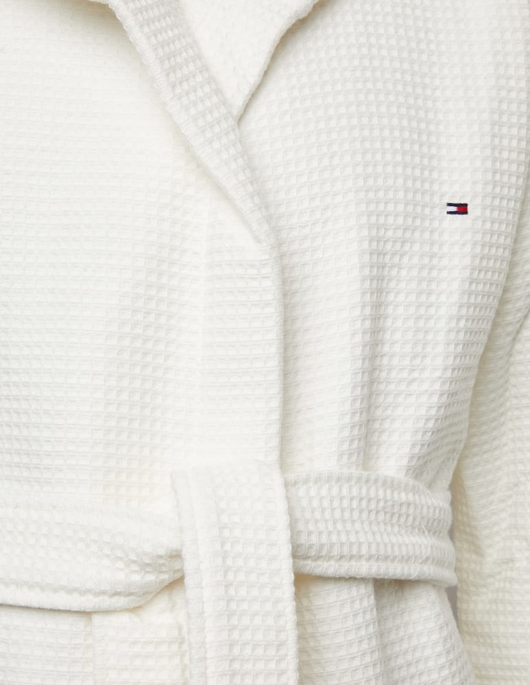Shop Tommy Hilfiger Waffle bathrobe - White on Rinascente